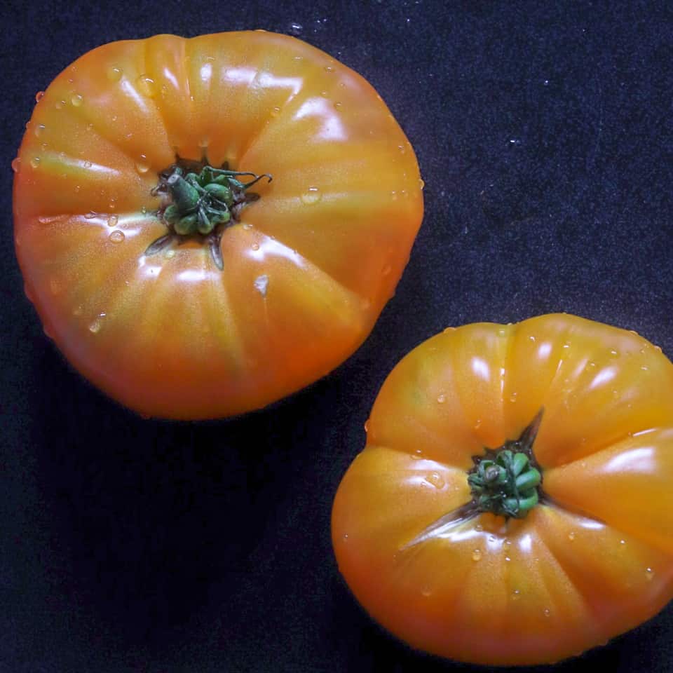 Tomato salad with marinated olives - FOODHEAL